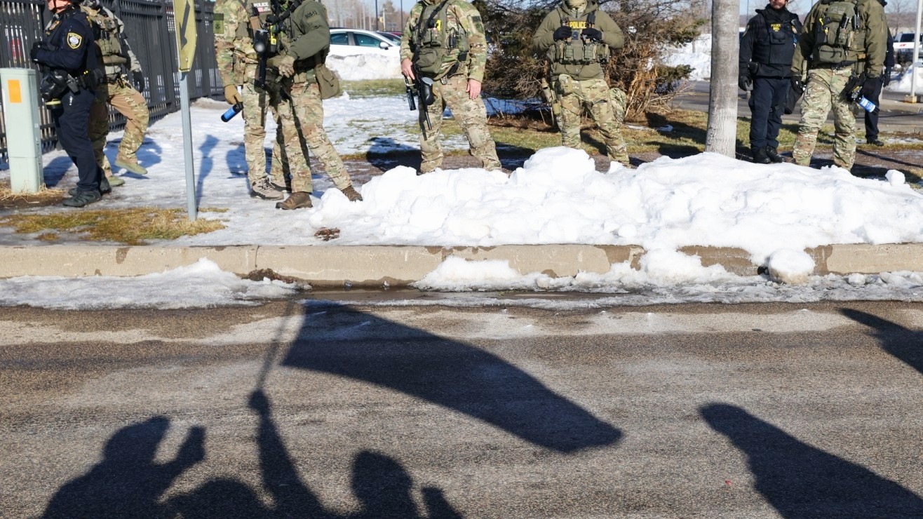 Publican video que grabó el agente de ICE que disparó contra una mujer ...